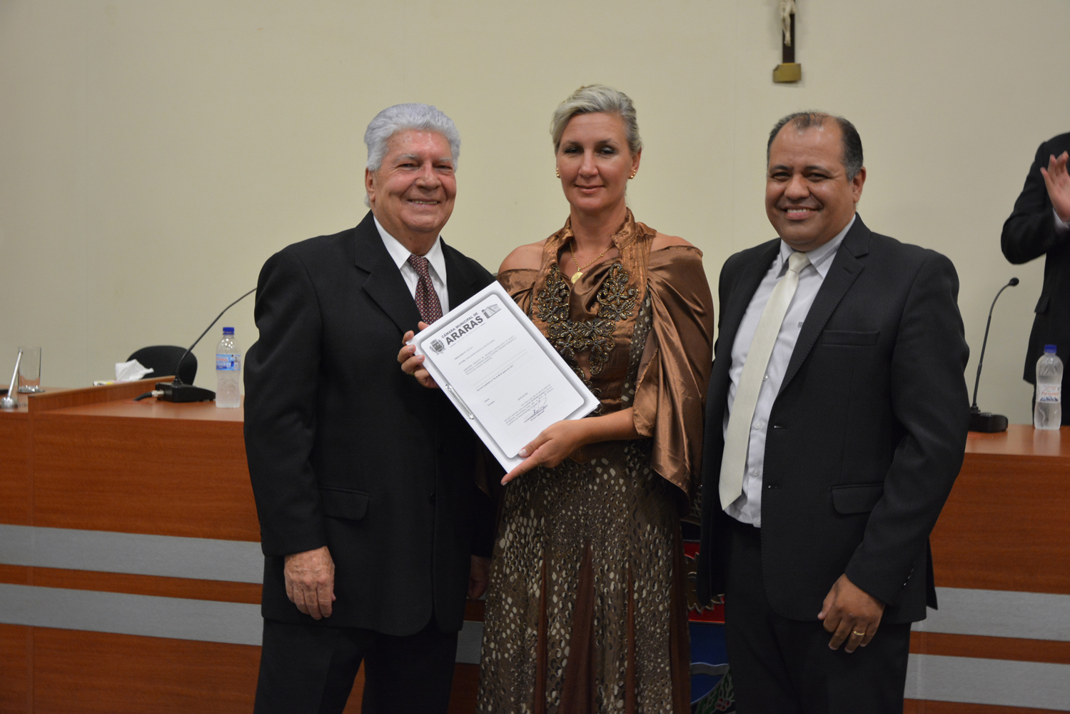 Emoção marca entrega de título de cidadã ararense à professora do SESI ...