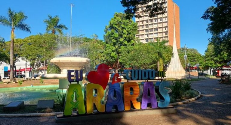 Mulher é assaltada em plena luz do dia na Praça Barão de Araras ...